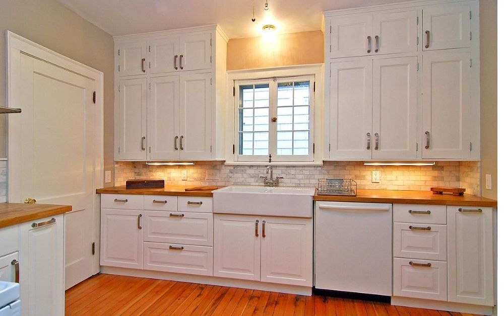 What factors should you consider when selecting kitchen cabinet hardware?
